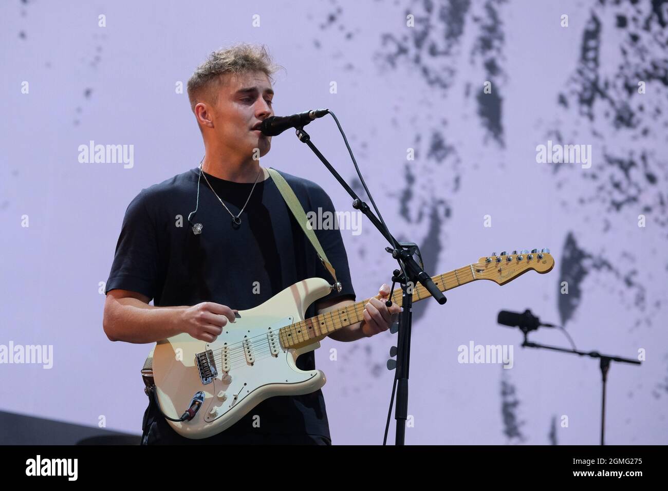Sam fender performing hi-res stock photography and images - Alamy
