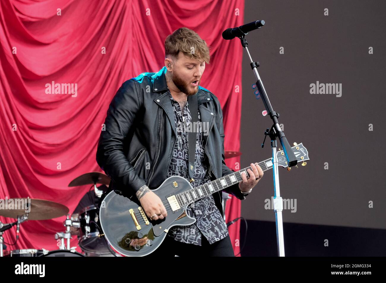 James arthur stage hi-res stock photography and images - Alamy
