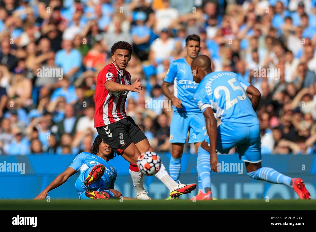Che Adams #10 of Southampton passes the ball Stock Photo - Alamy