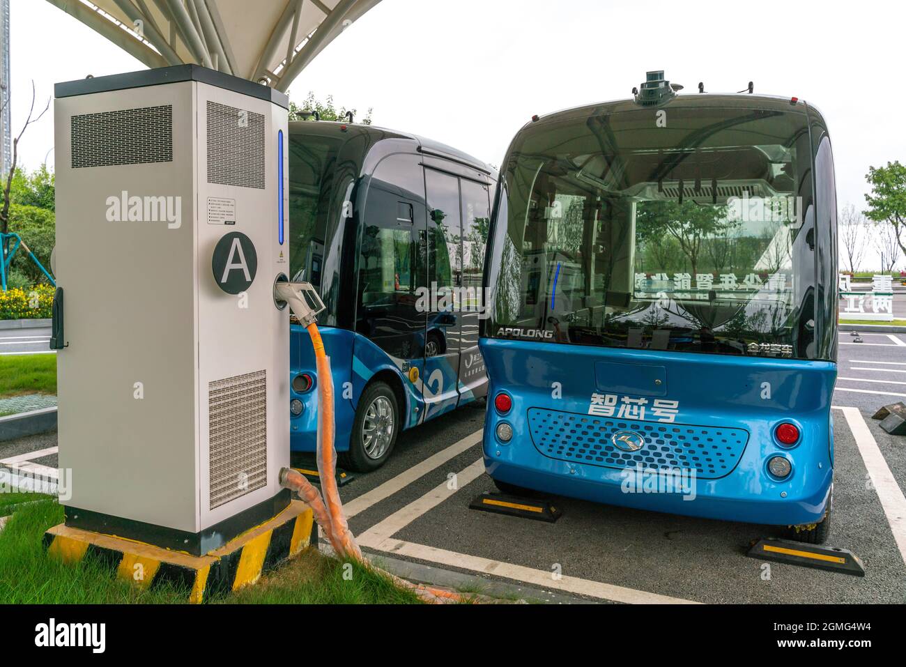 Self driving shuttle buses hi-res stock photography and images - Alamy