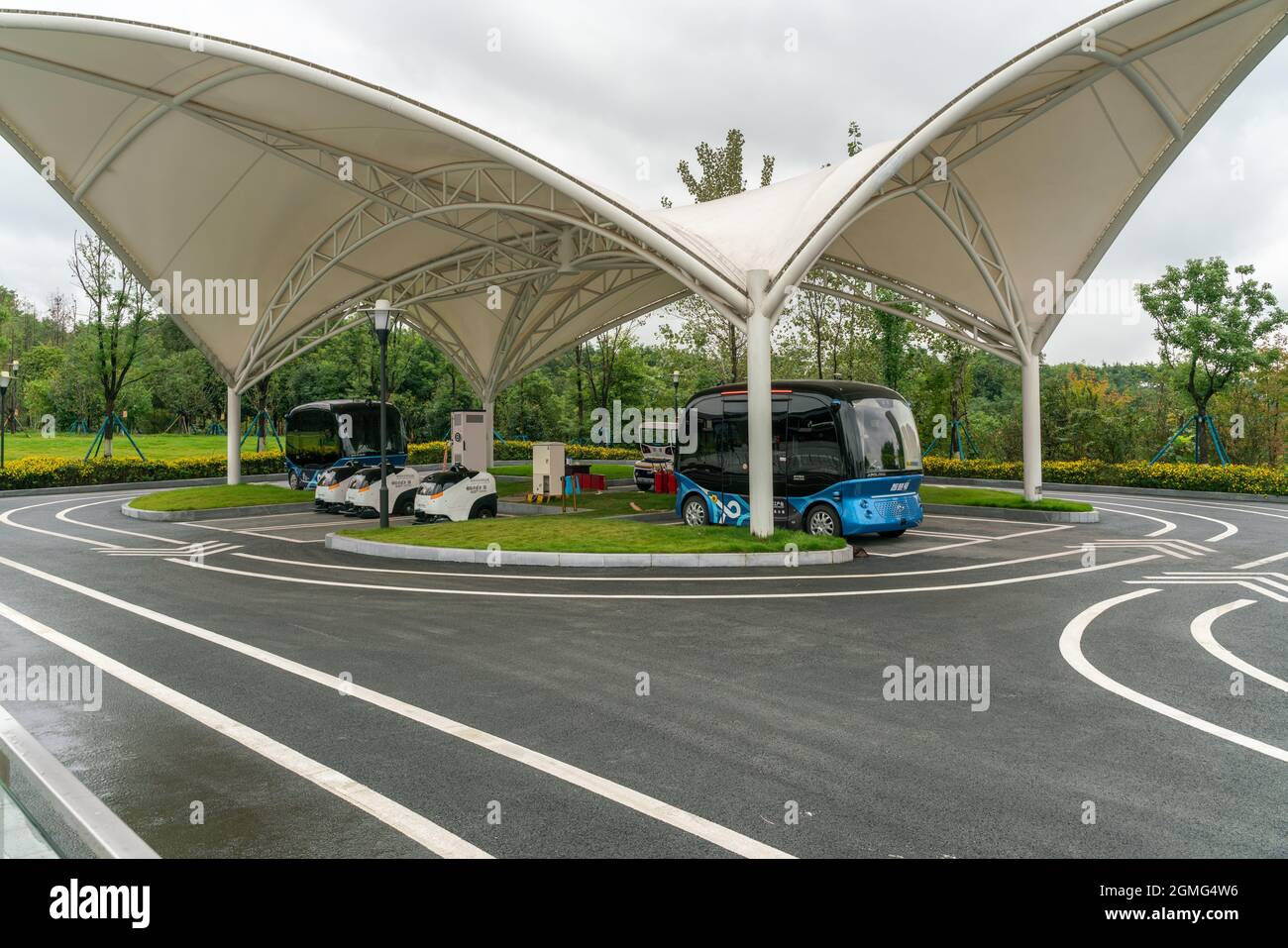 Self driving shuttle buses hi-res stock photography and images - Alamy