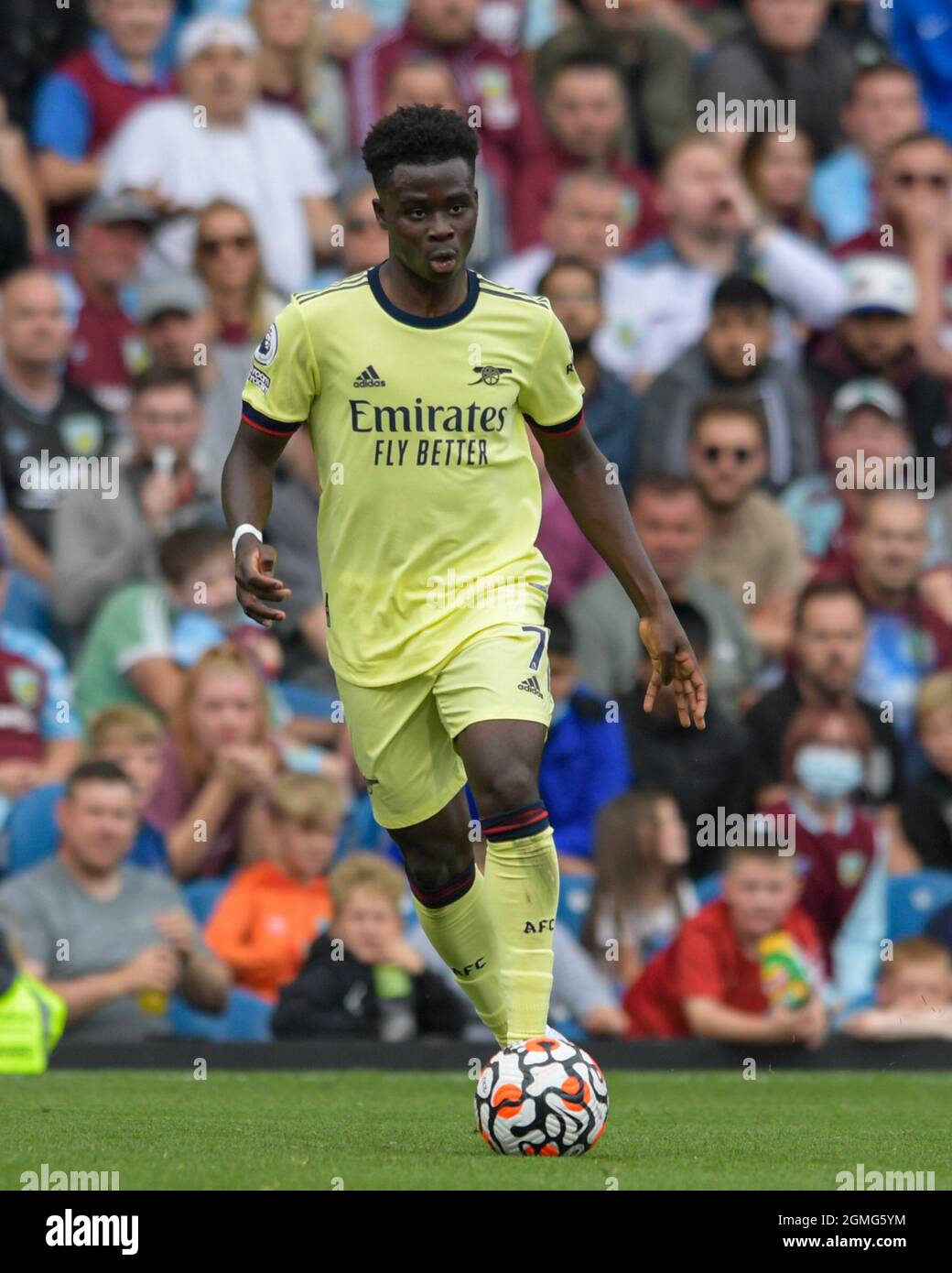 Bukayo Saka #7 of Arsenal runs with the ball Stock Photo - Alamy