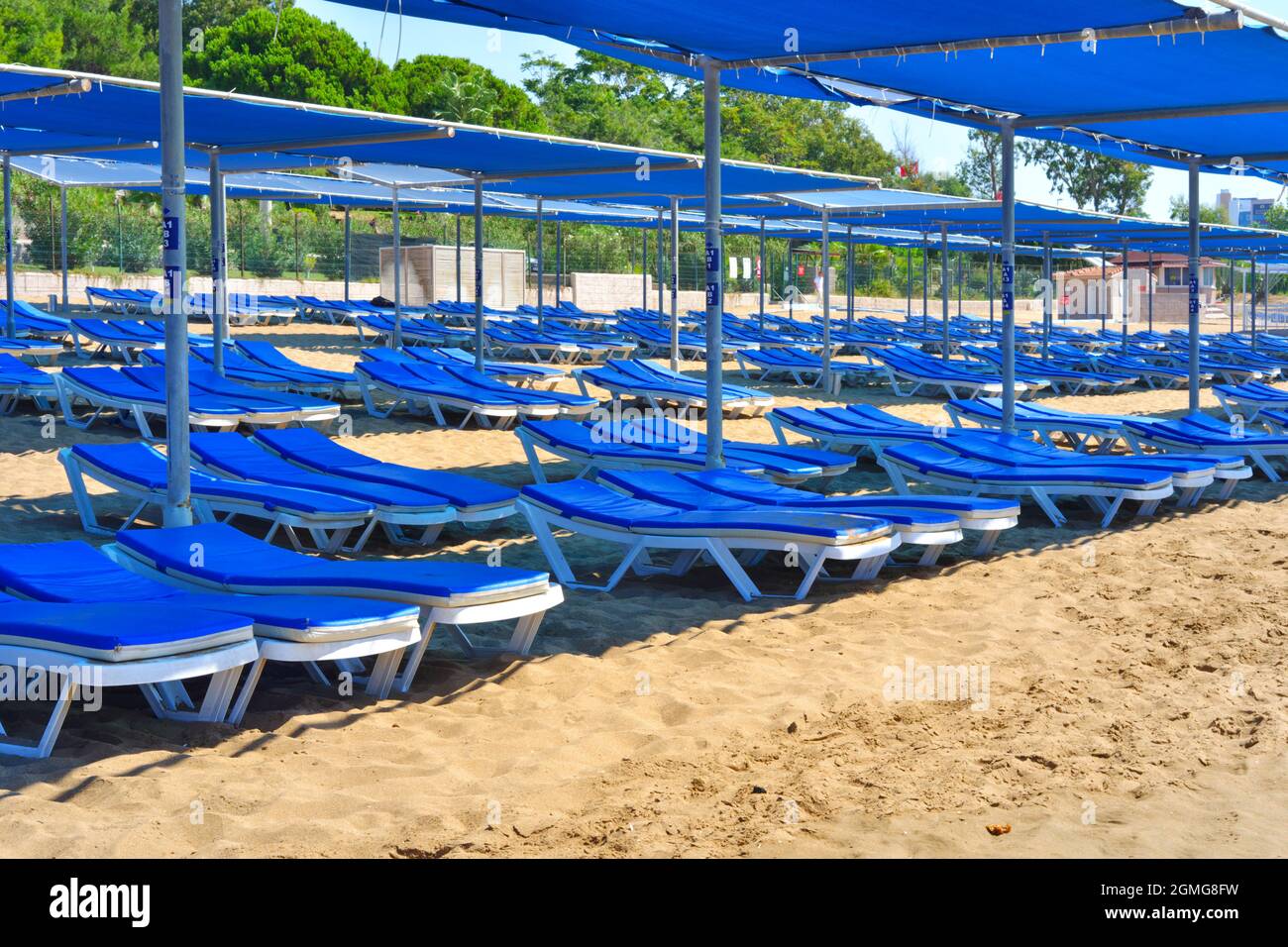 Empty sunbeds hi-res stock photography and images - Alamy