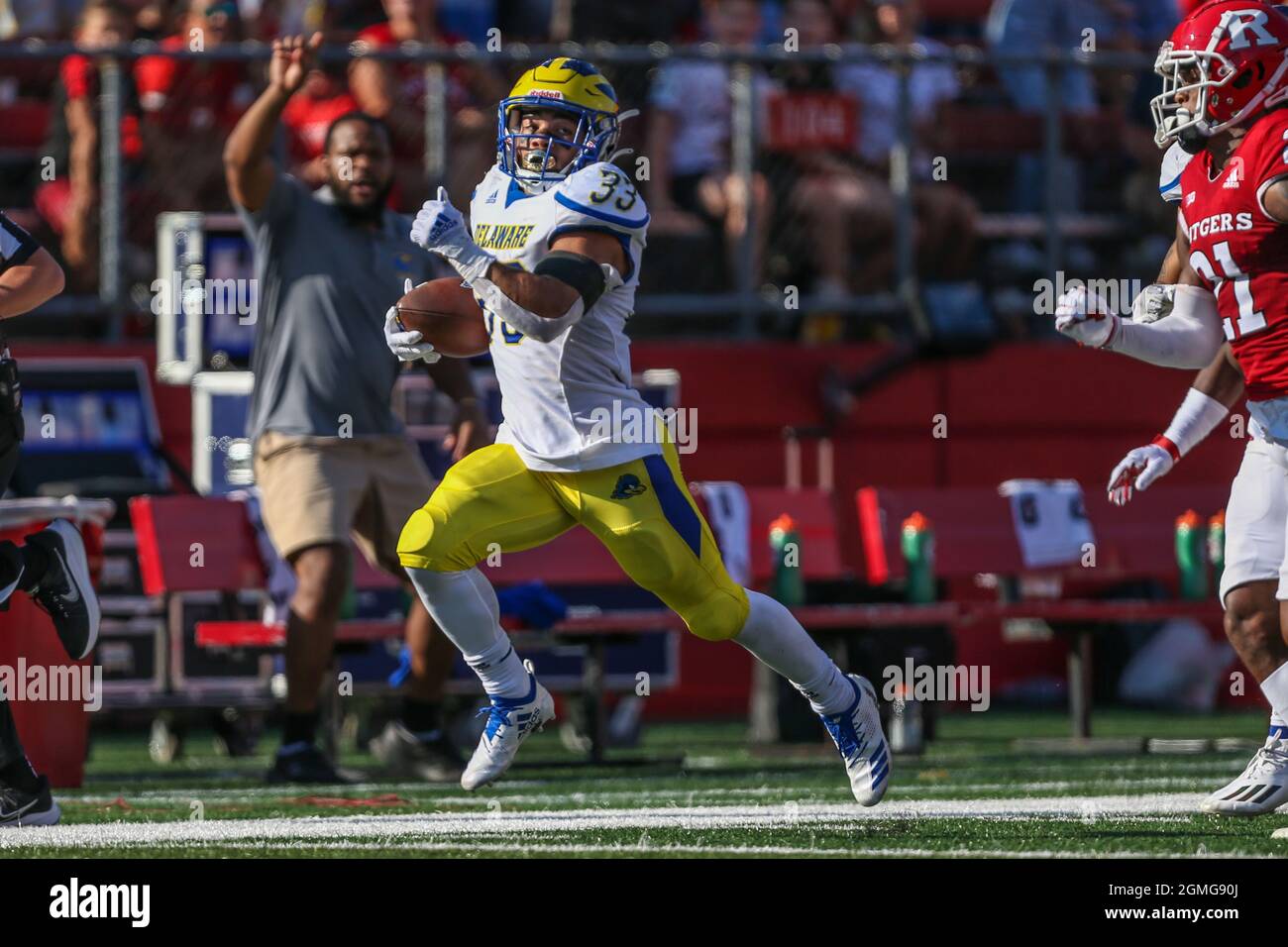 Piscataway, NJ, USA. 18th Sep, 2021. Delaware Fightin Blue Hens running ...