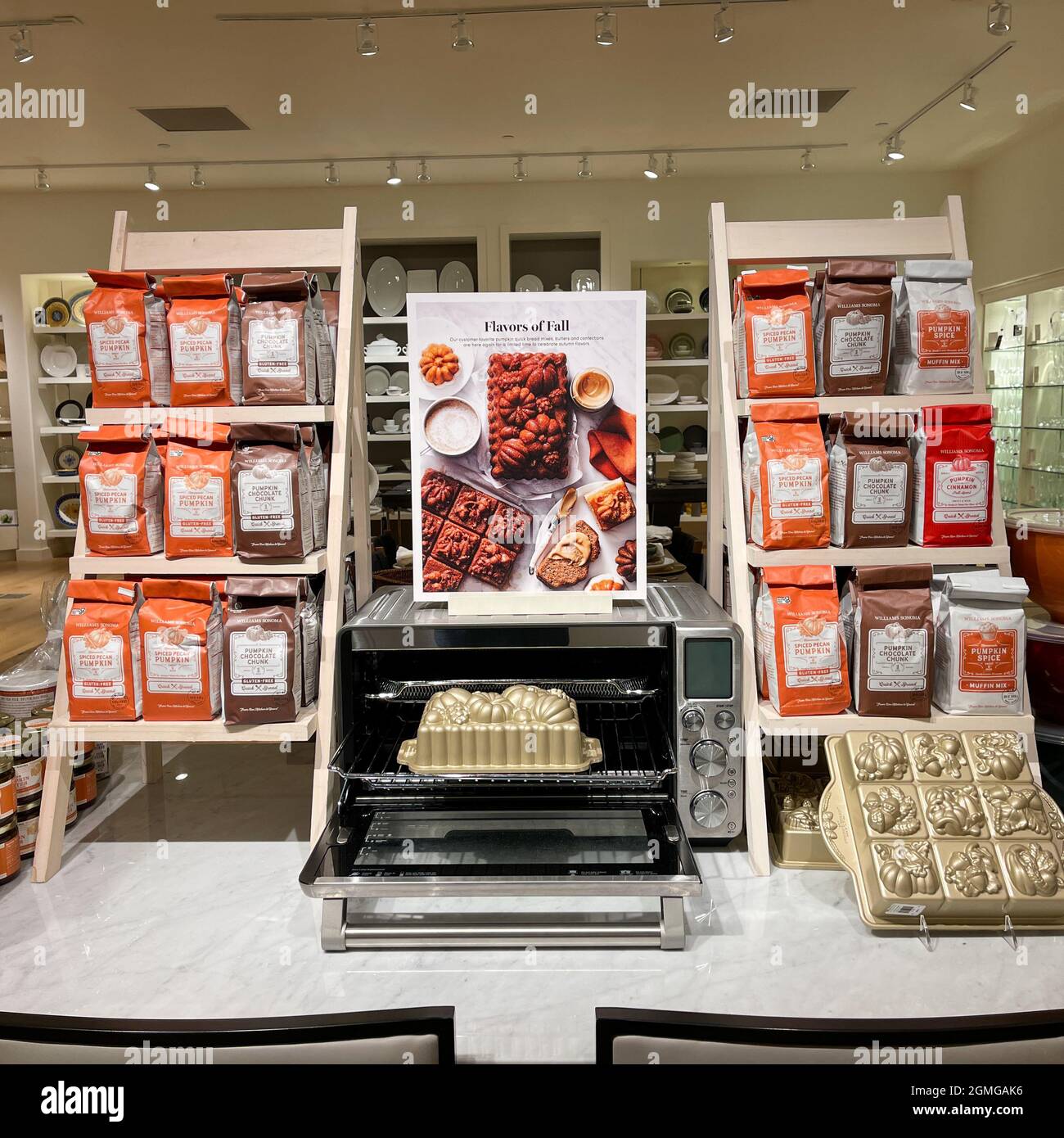 Kitchen utensils display store hi-res stock photography and images - Alamy