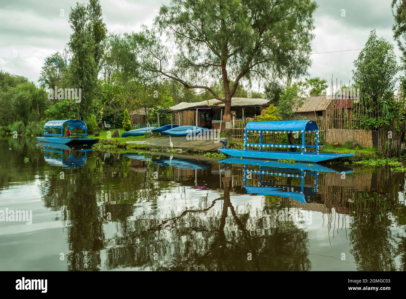 Gondola in the ancient Aztec lake of Xochimilco in Mexico City Stock ...