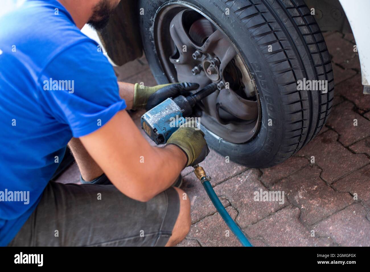 Tire change of a car. tire ripped car Stock Photo - Alamy