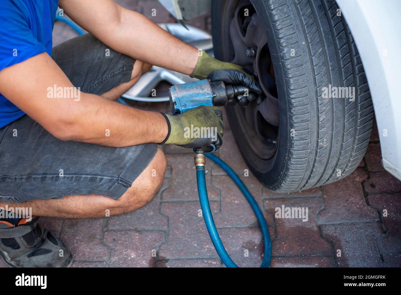 Car tyre change roadside hi-res stock photography and images - Alamy