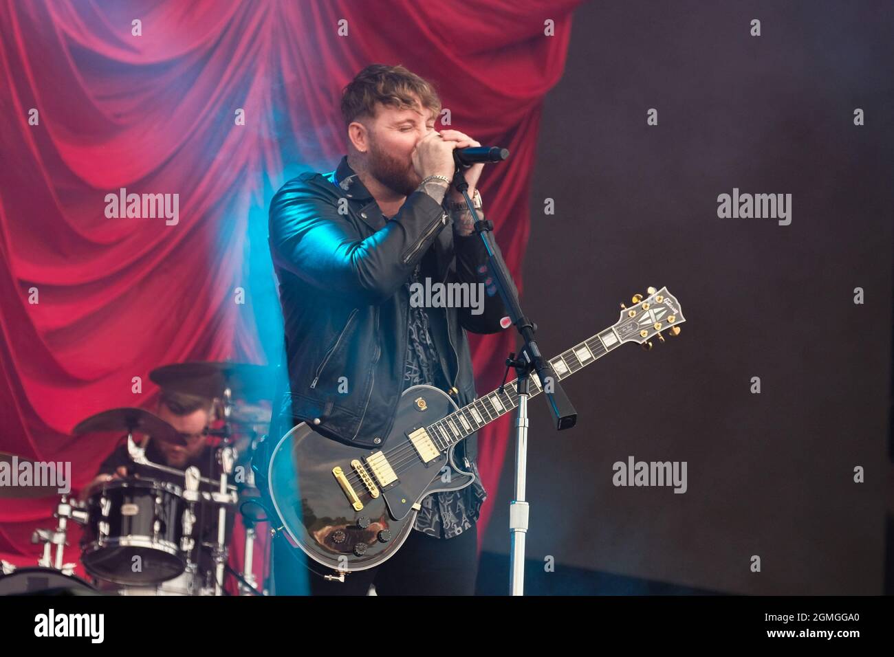 Sam fender performing hi-res stock photography and images - Alamy