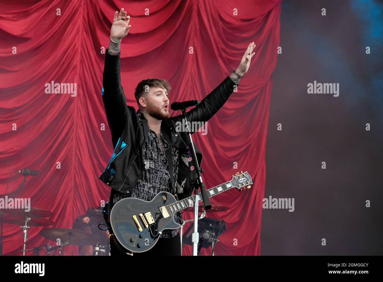 Sam fender performing hi-res stock photography and images - Alamy