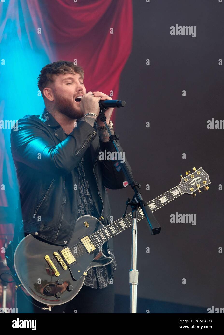 Sam fender performing hi-res stock photography and images - Alamy