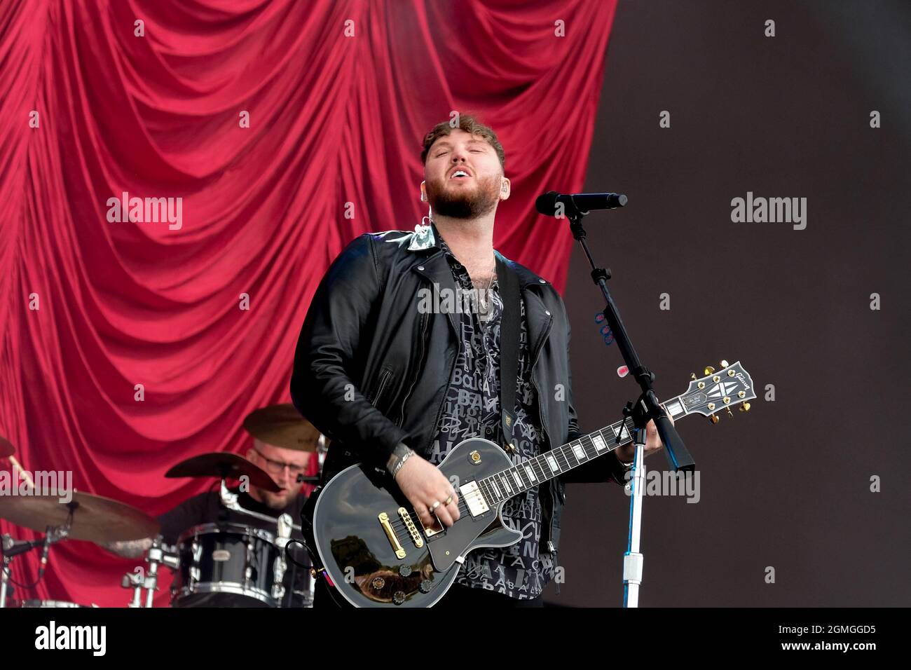 Sam fender performing hi-res stock photography and images - Alamy