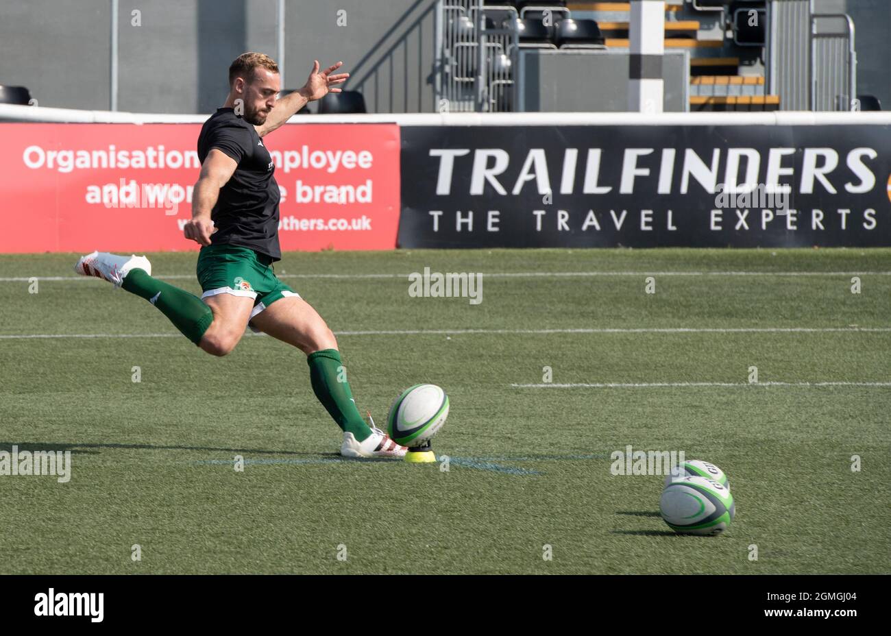 Craig Willis of Ealing Trailfinders warming up ahead of the Greene King ...