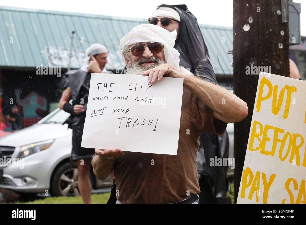 New Orleans, USA. 18th Sep, 2021. A man shows his sign during a trash ...