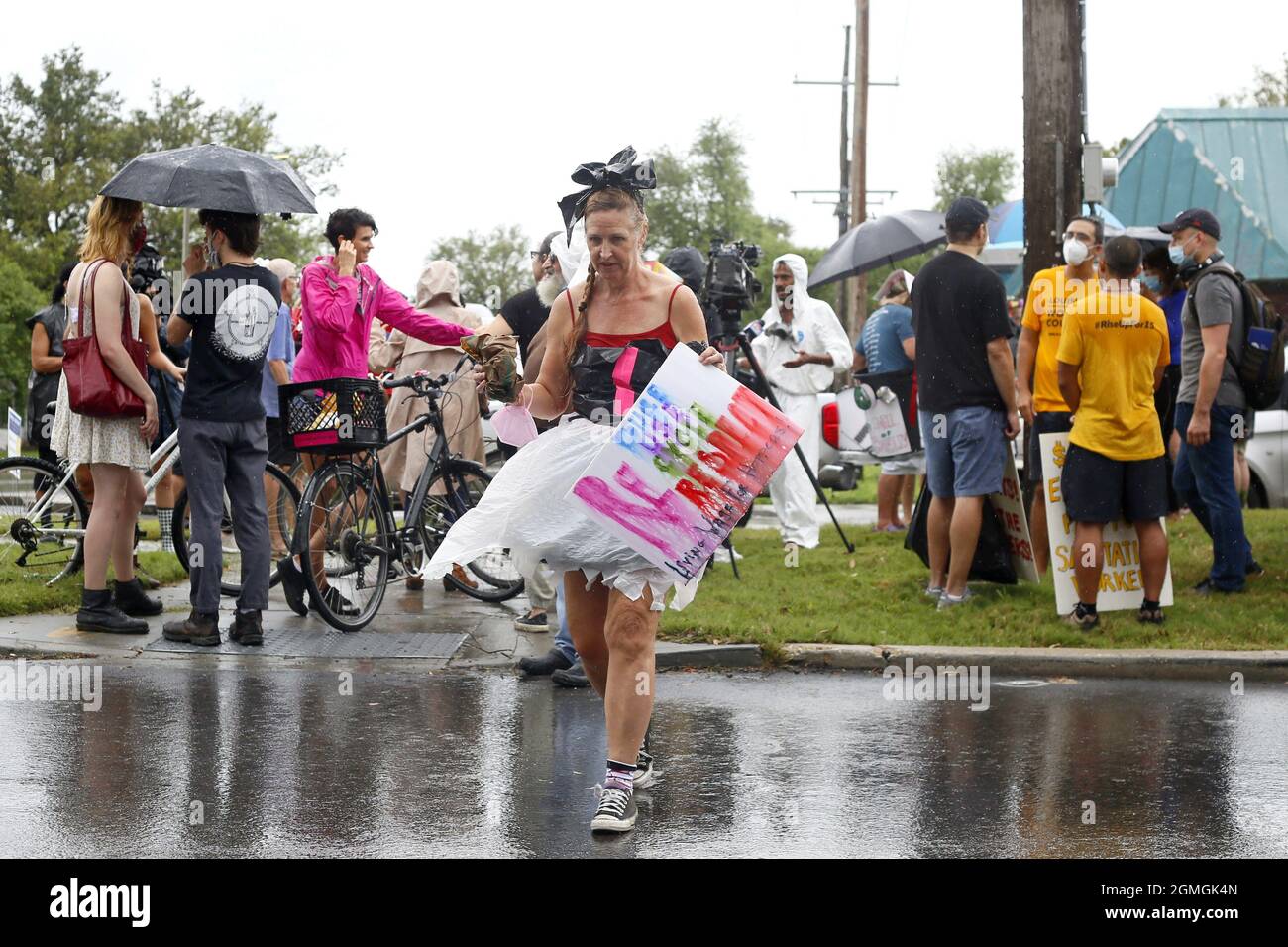 New Orleans, USA. 18th Sep, 2021. A woman in garbage-style costume ...