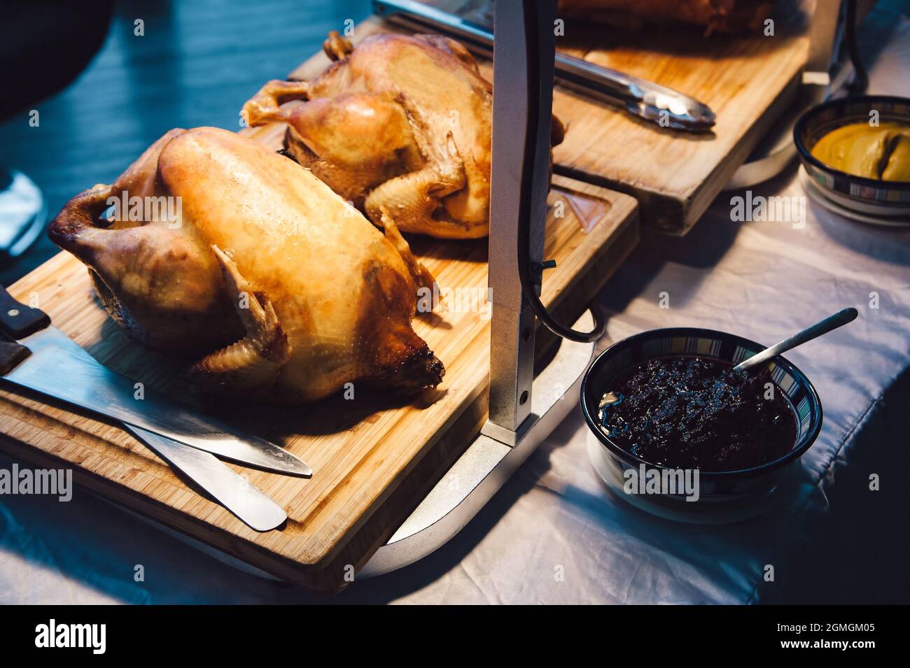 ready to serve roasted chicken in party dinner Stock Photo - Alamy