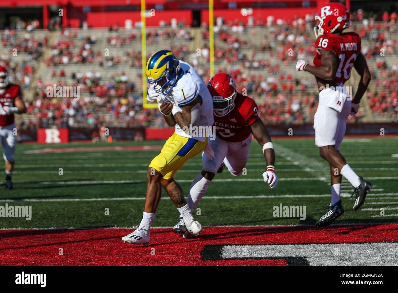Piscataway, NJ, USA. 18th Sep, 2021. Delaware Fightin' Blue Hens wide ...
