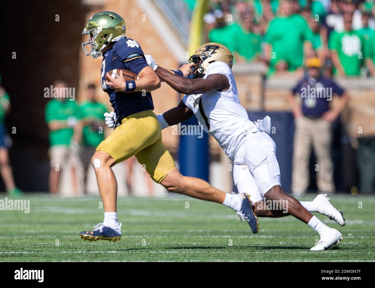 South Bend, Indiana, USA. 18th Sep, 2021. Notre Dame quarterback Tyler ...