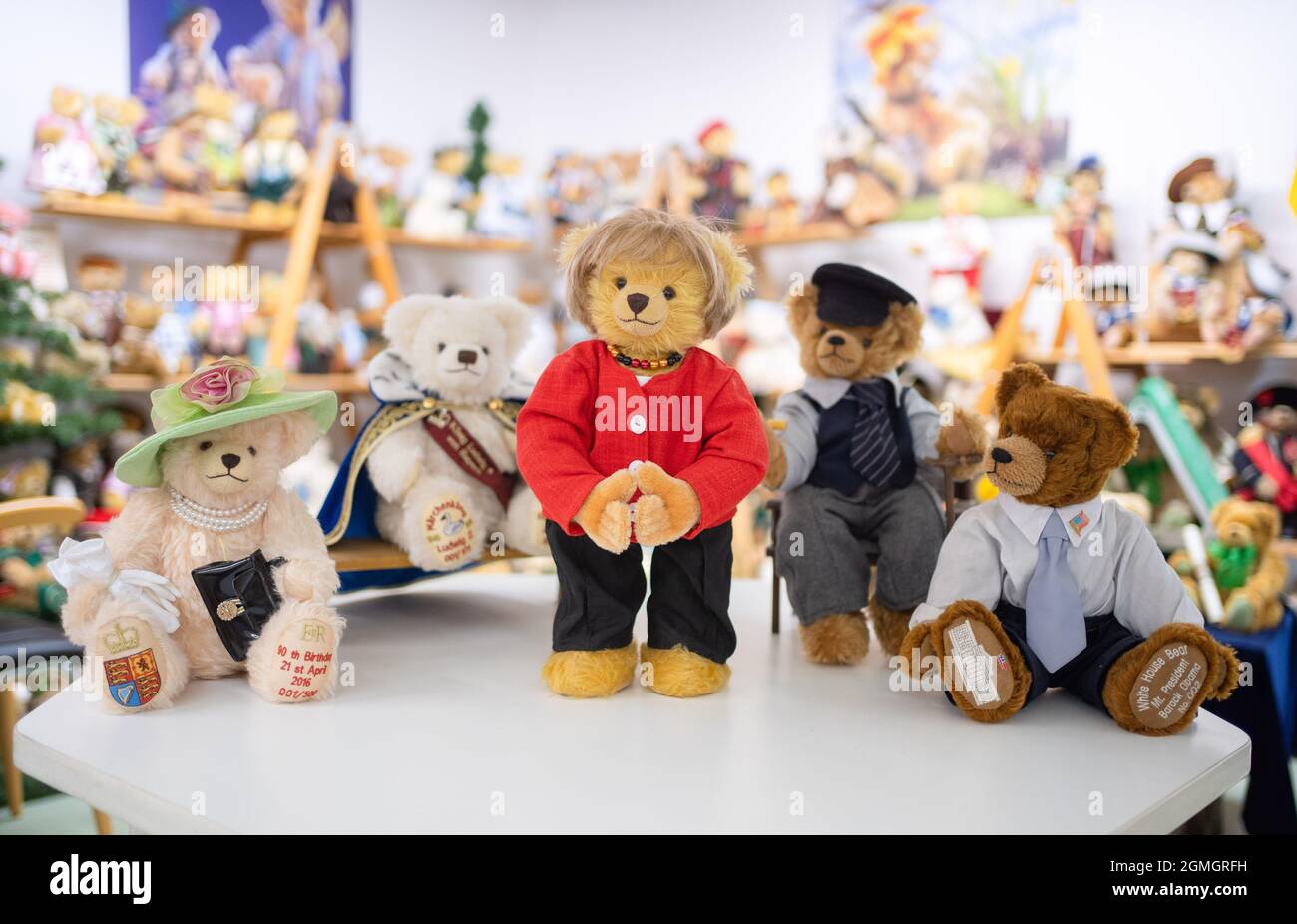 Queen elizabeth teddy bear hi-res stock photography and images - Alamy