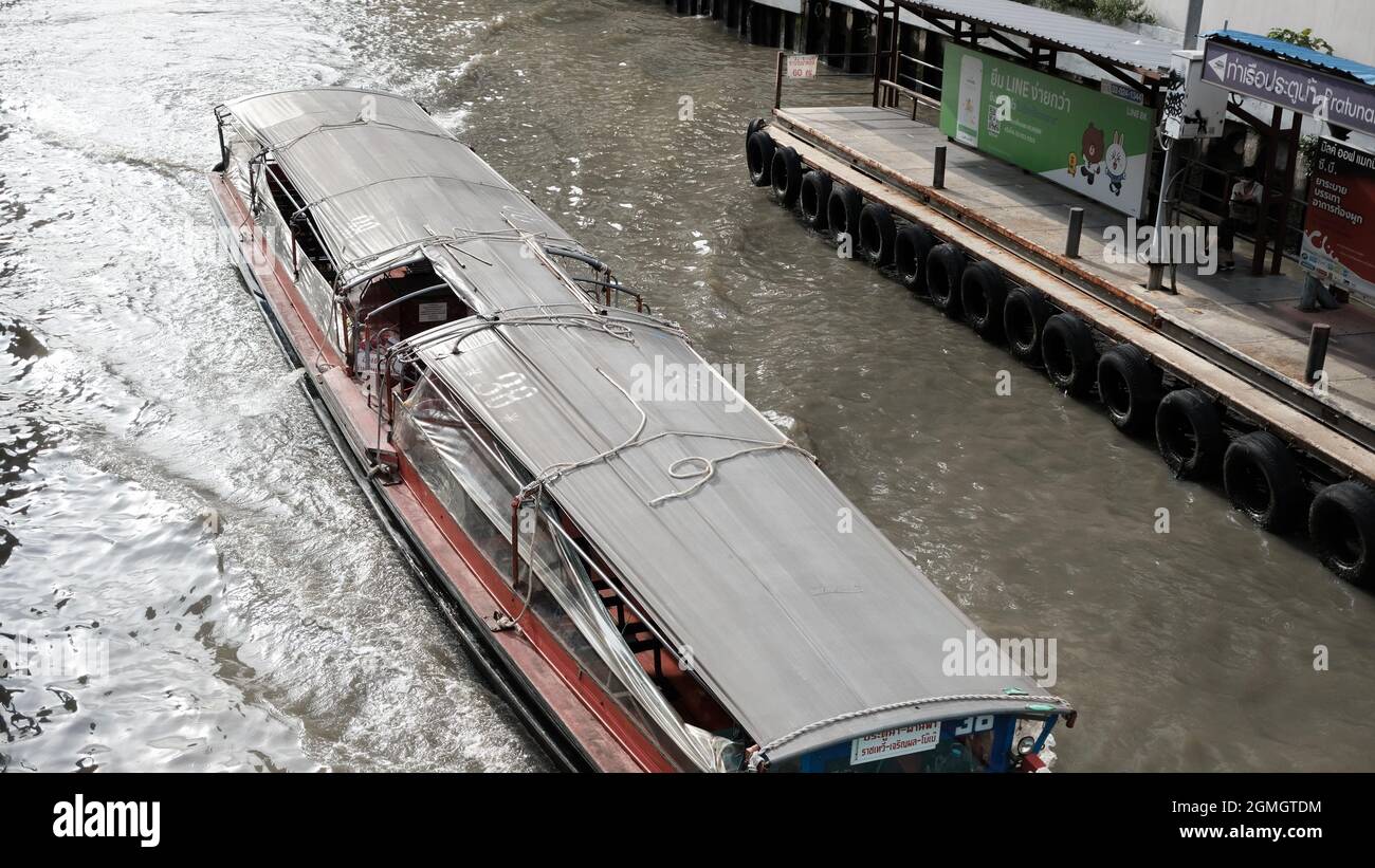 Commuters Khlong Saen Saep aka Sean Saeb Canal at Chit Lom Bridge ...