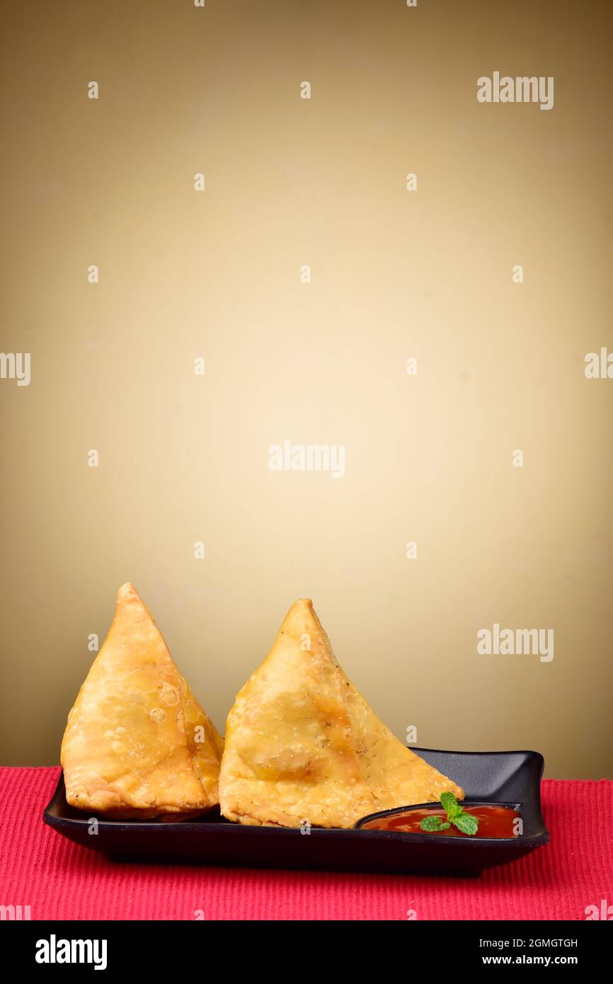 Chicken samosa hi-res stock photography and images - Alamy
