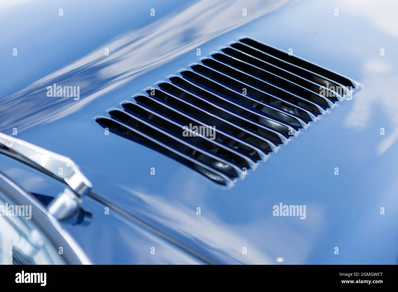 ventilation slots on top of the bonnet, Jaguar E-Type Stock Photo - Alamy