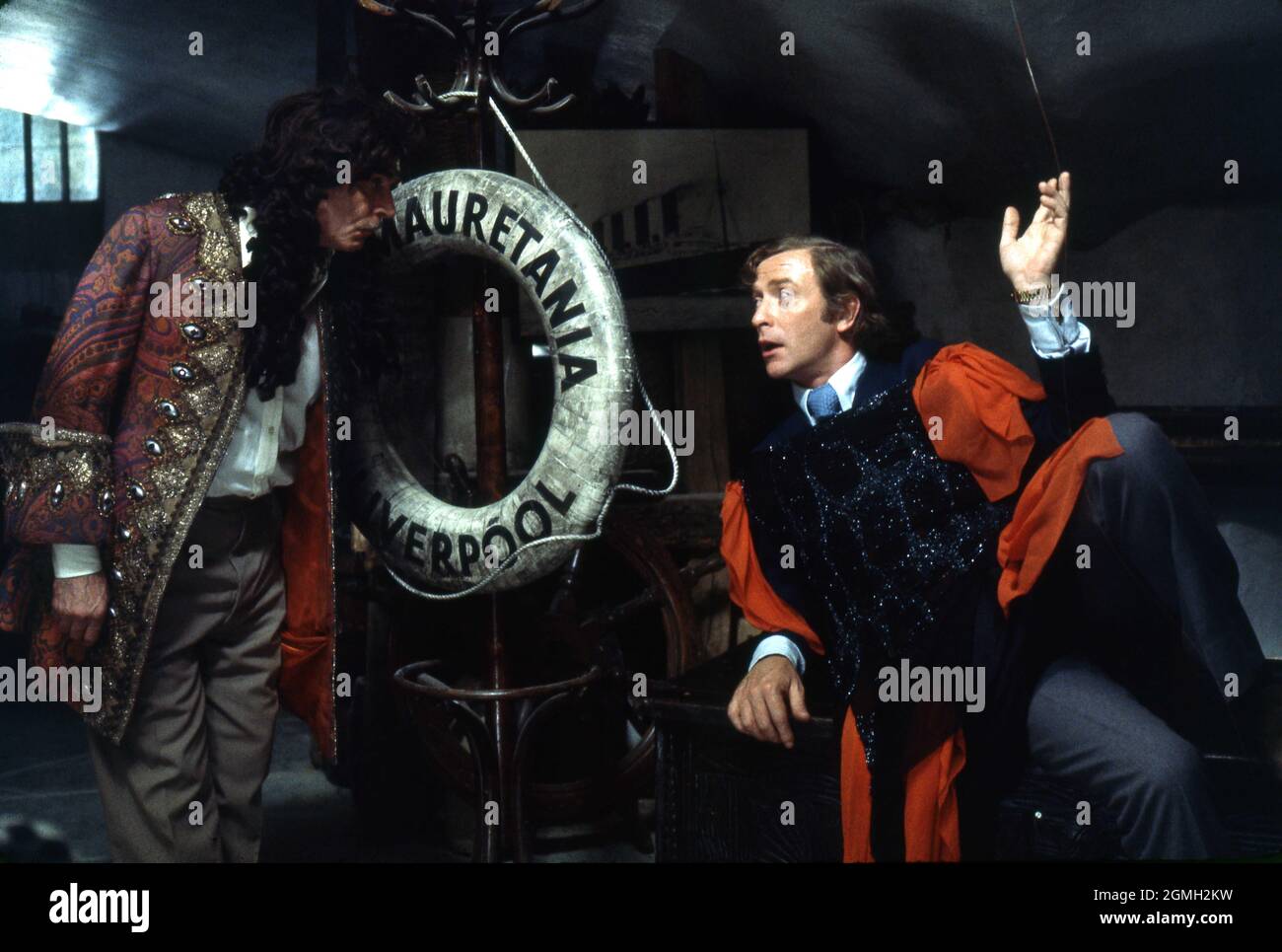 LAURENCE OLIVIER as Andrew Wyke and MICHAEL CAINE as Milo Tindle in ...