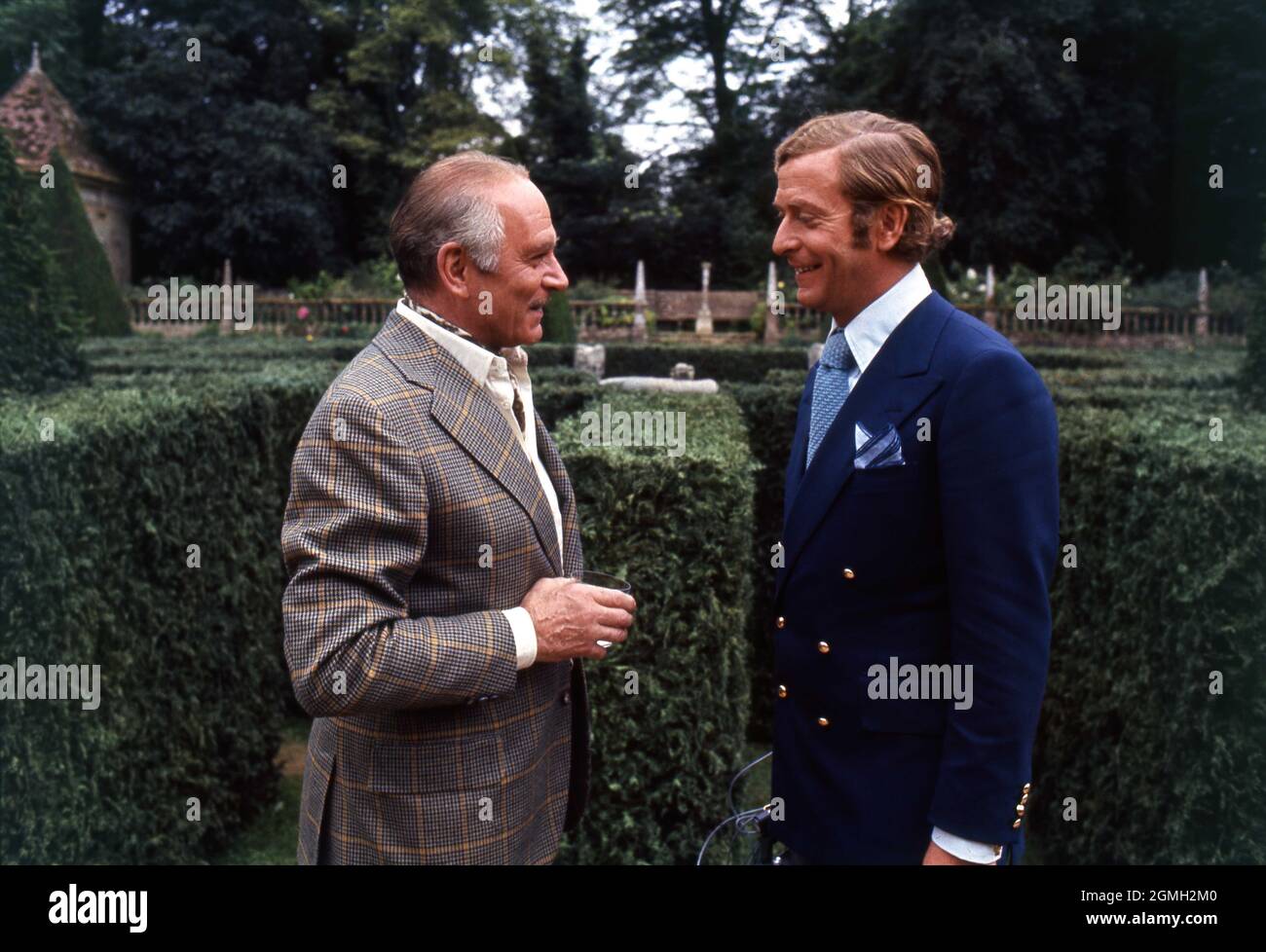 LAURENCE OLIVIER as Andrew Wyke and MICHAEL CAINE as Milo Tindle in ...
