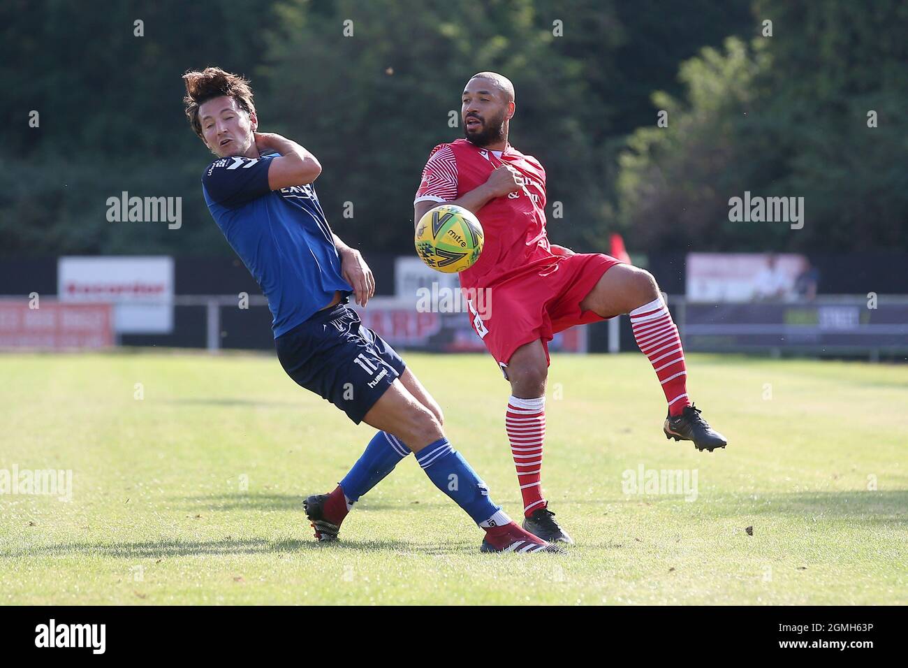 Lewwis Spence of Hornchurch and Charlie Edwards of Walthamstow during ...