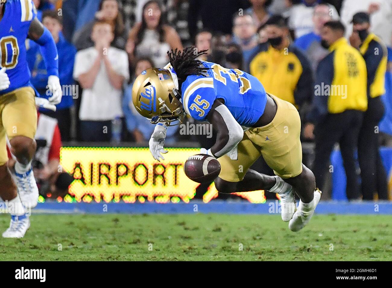 September 18, 2021 Pasadena, CA.UCLA Bruins linebacker Carl Jones Jr ...