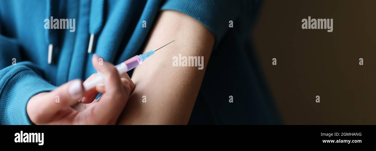 Woman addict injecting drugs into cubital vein closeup Stock Photo - Alamy