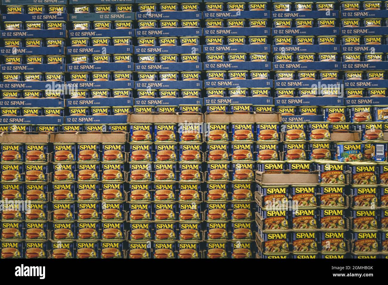 Wall of cans hi-res stock photography and images - Alamy