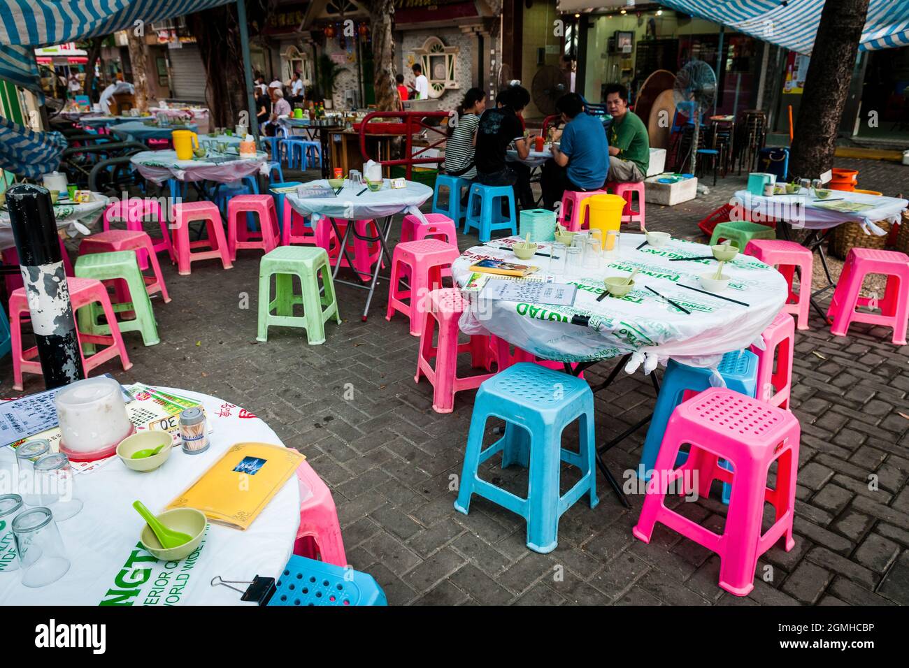 Long dining table in a street hi-res stock photography and images - Alamy