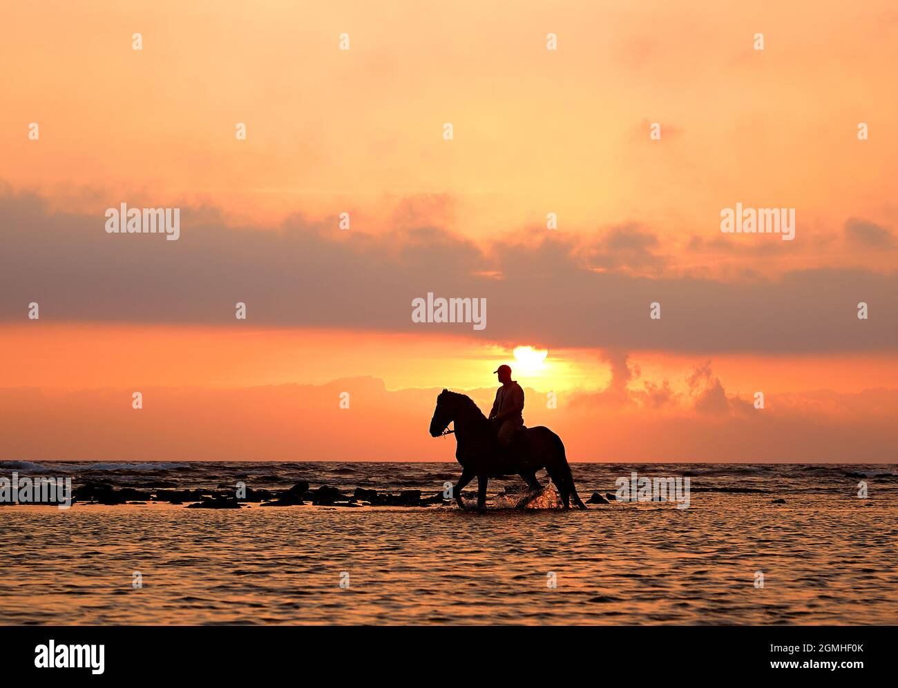 Silhouette jockey riding horse hi-res stock photography and images - Alamy