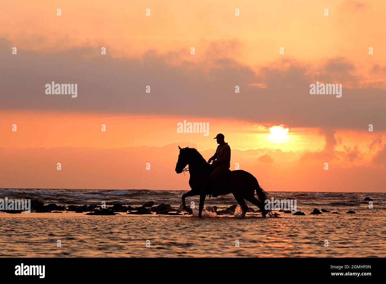 Horseman silhouette hi-res stock photography and images - Alamy