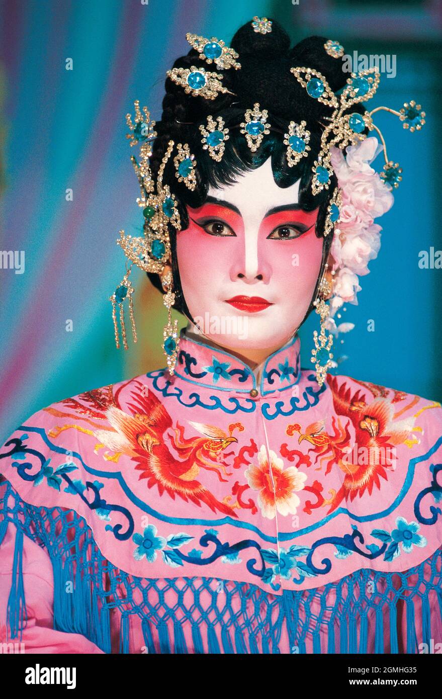 Singapore. Female Chinese Opera Singer Stock Photo - Alamy