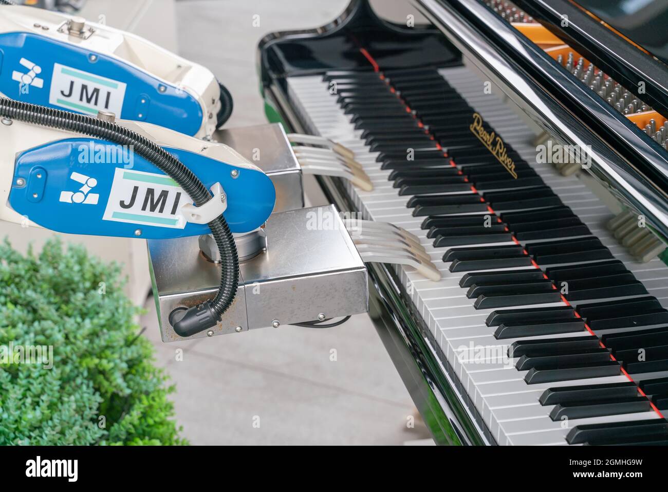 Robotic hand piano hi-res stock photography and images - Alamy