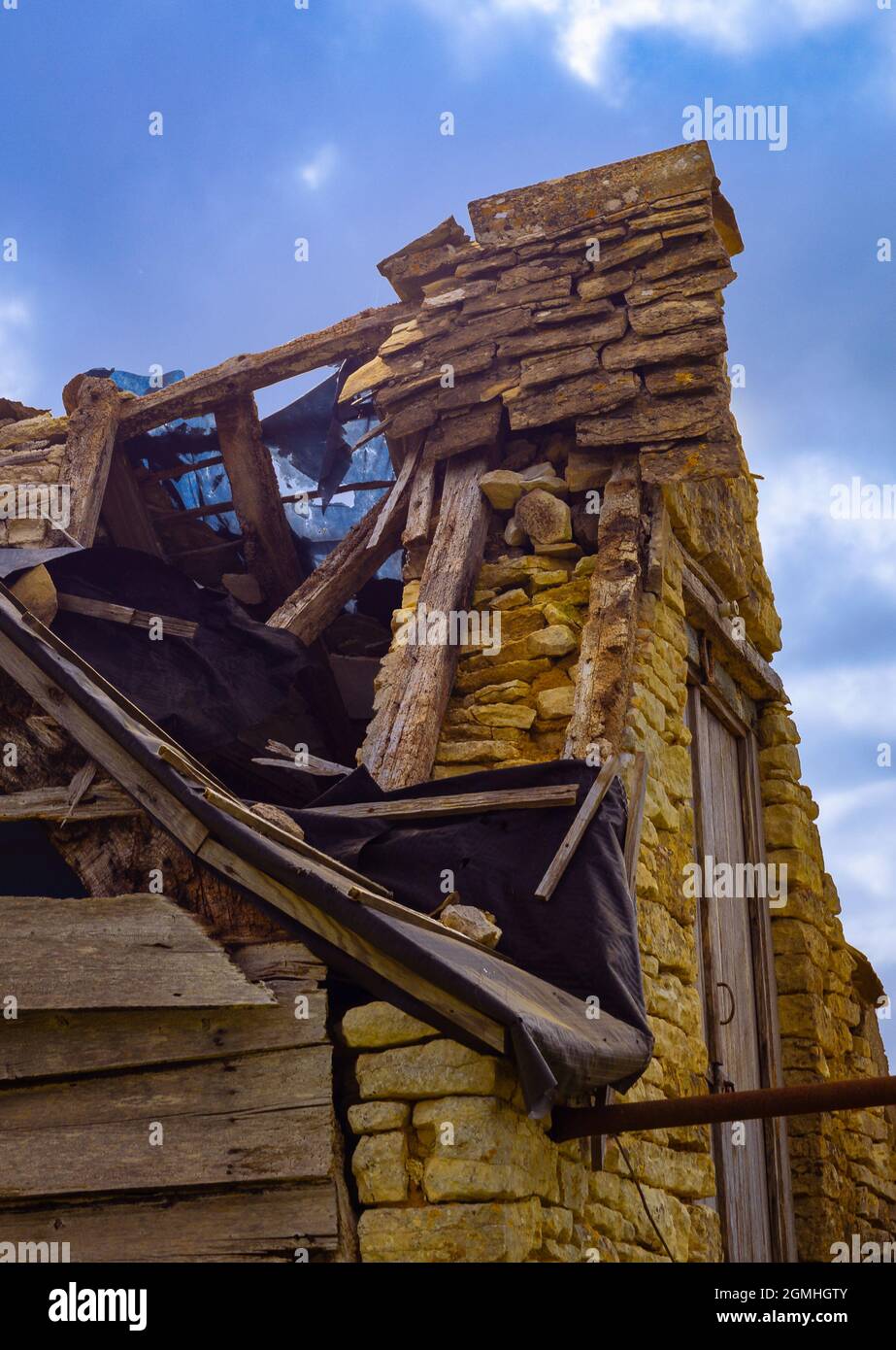 Delapidated timber barn Stock Photo - Alamy