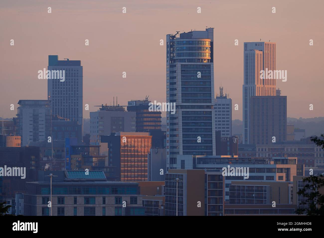 Leeds skyline 2021 hi-res stock photography and images - Alamy