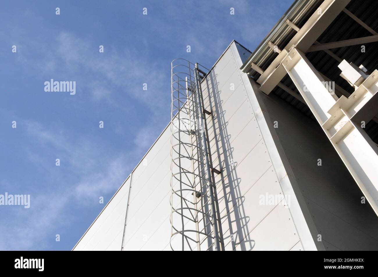 Fire escape to roof hi-res stock photography and images - Alamy