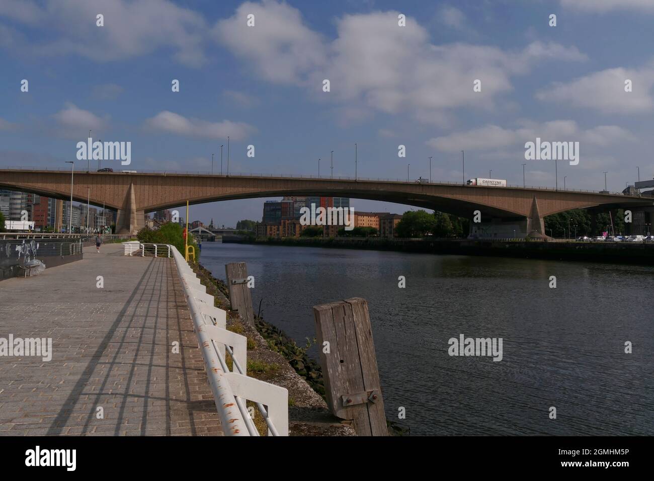 Kingston bridge carries the M8 motorway over the river Clyde, Glasgow ...
