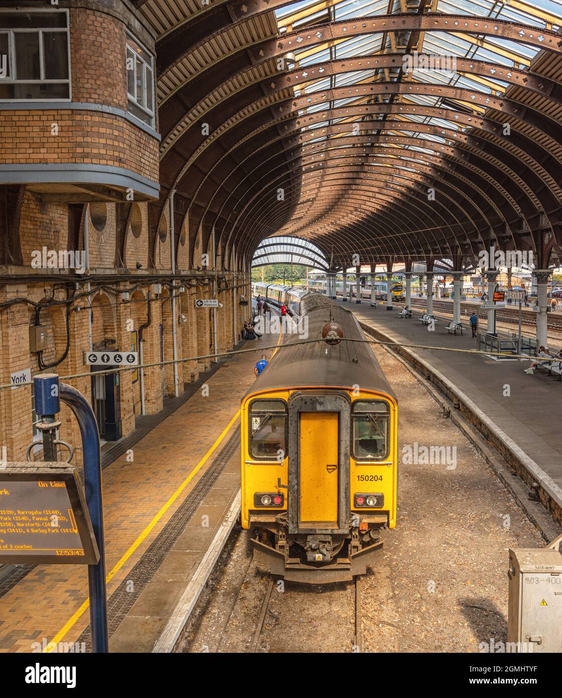 Overhead view train carriages hi-res stock photography and images - Alamy