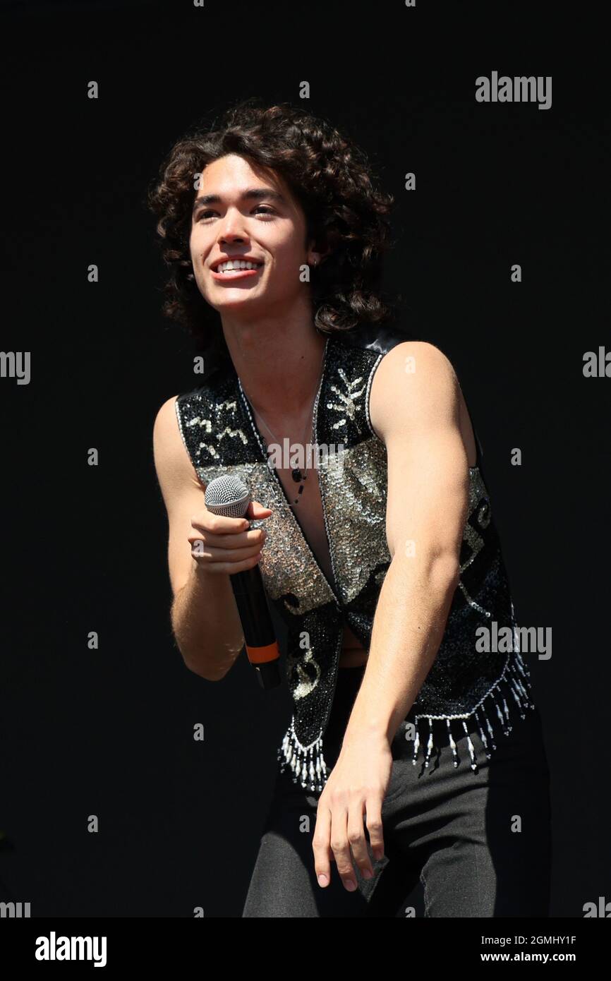 Live pop concerts hi-res stock photography and images - Alamy