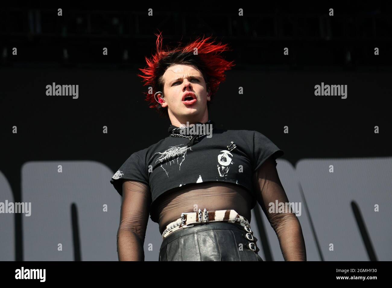 Yungblud on stage hi-res stock photography and images - Alamy