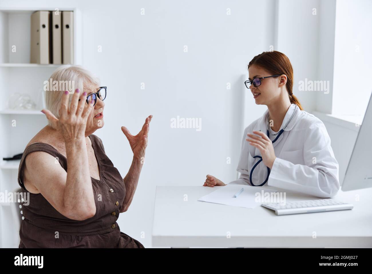 Doctor vaccine conversation hi-res stock photography and images - Alamy