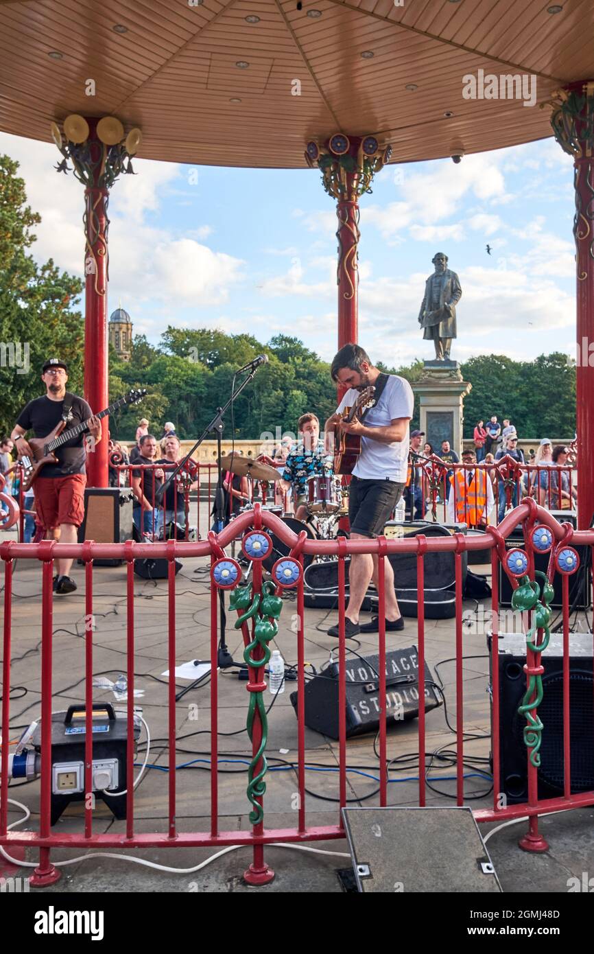 Band playing to a crowd hi-res stock photography and images - Alamy