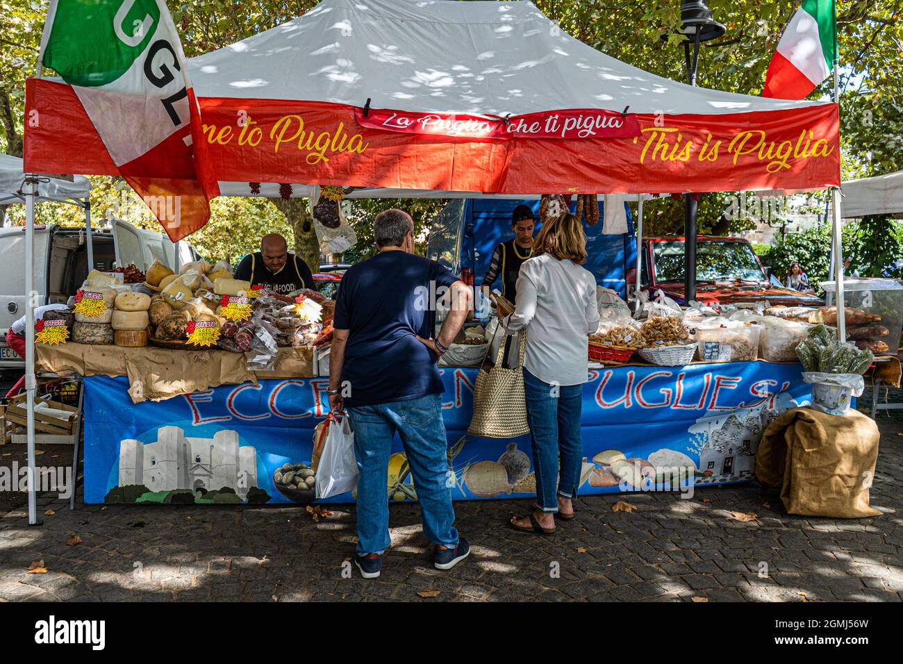 Market stall of Puglia food specialities, Italy Stock Photo - Alamy