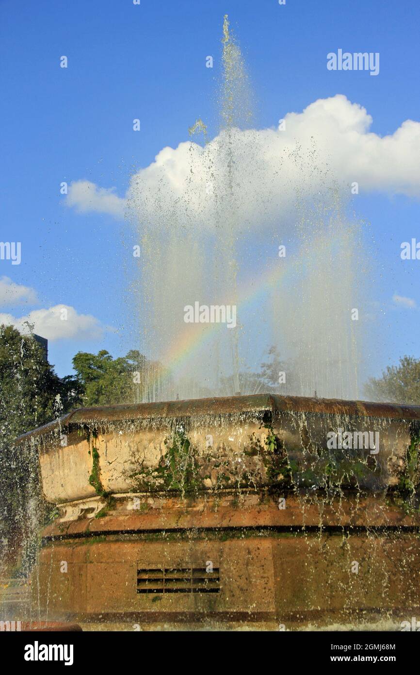 Queens gardens water fountain hi-res stock photography and images - Alamy
