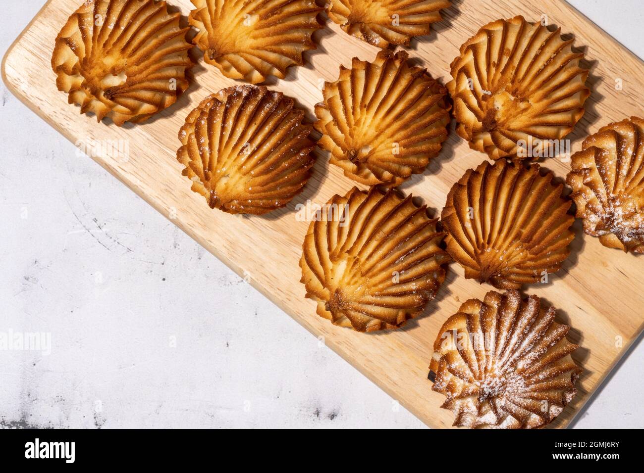 Chestnut-shaped sweets, one of the old sweets eaten on Korean holidays ...