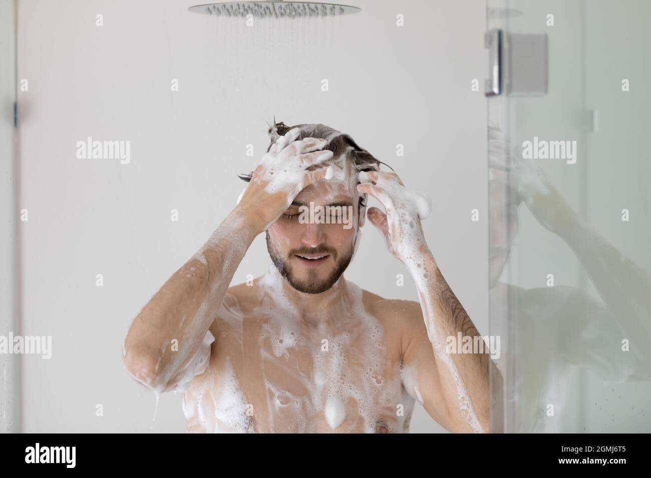 Man with foamy head and body taking a shower Stock Photo - Alamy